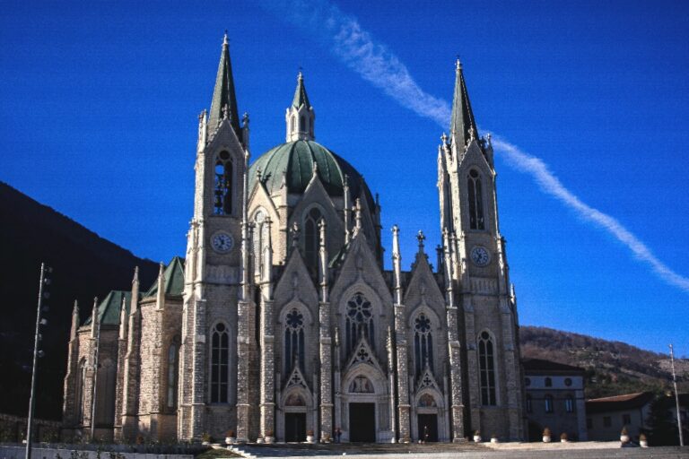 Il maestoso silenzio della Basilica santuario di Maria Santissima ...