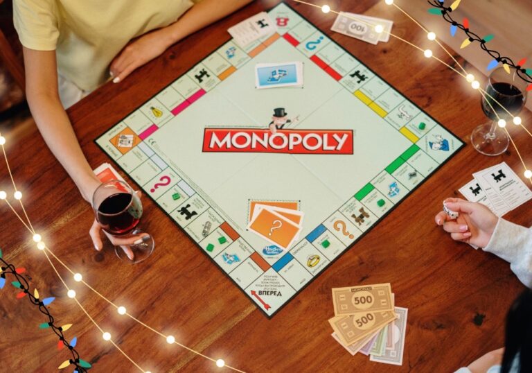 Tutti a tavola: ma per giocare! La storia dei giochi da tavolo più ...